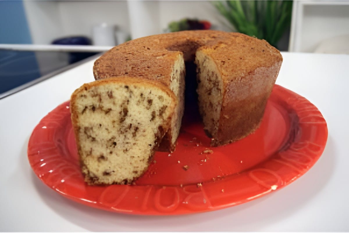 Bolo de fubá formigueiro é só bater os ingredientes e levar para assar