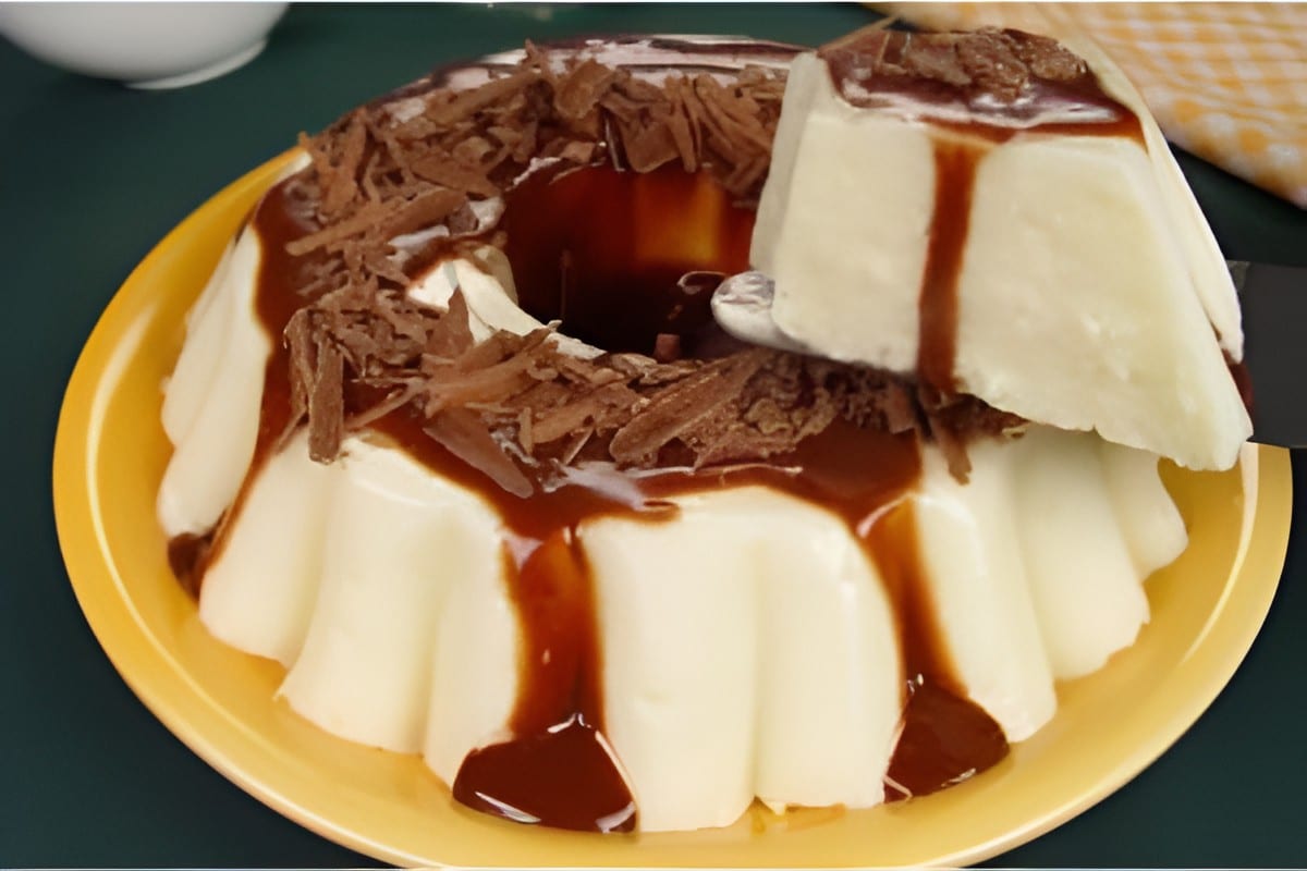 Manjar com calda de chocolate simples de fazer e fica uma delícia