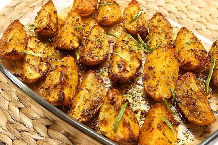 Batata ao forno simples perfeito para inovar no almoço do dia a dia