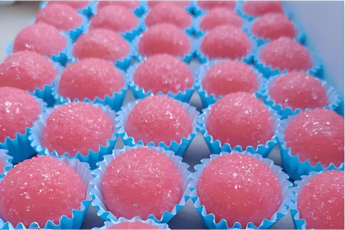 Bicho de Pé sabor de morango coberto com uma camada de açúcar cristal