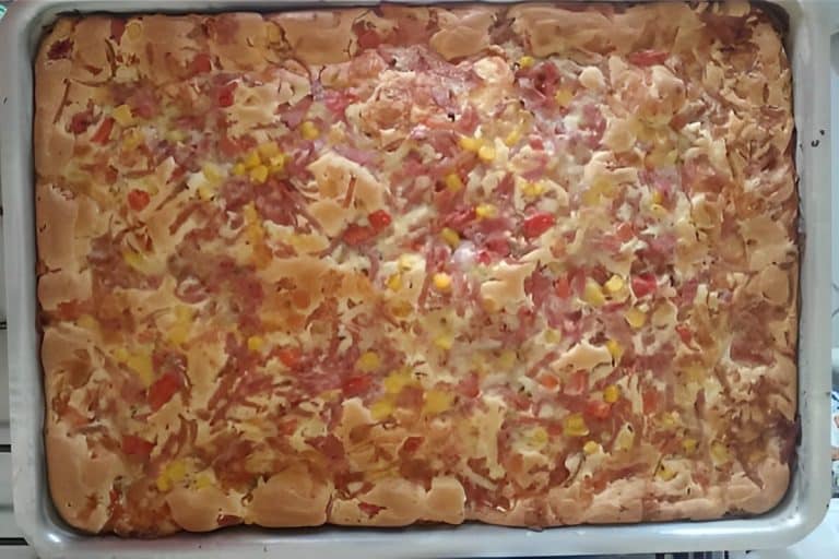 Bolo salgado de pizza para um lanche rápido e delicioso