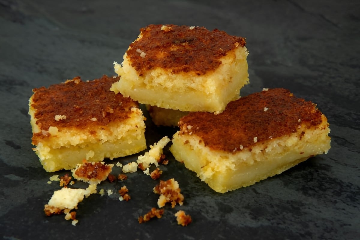 Bolo de fubá de liquidificador cremoso e perfeito para o lanche