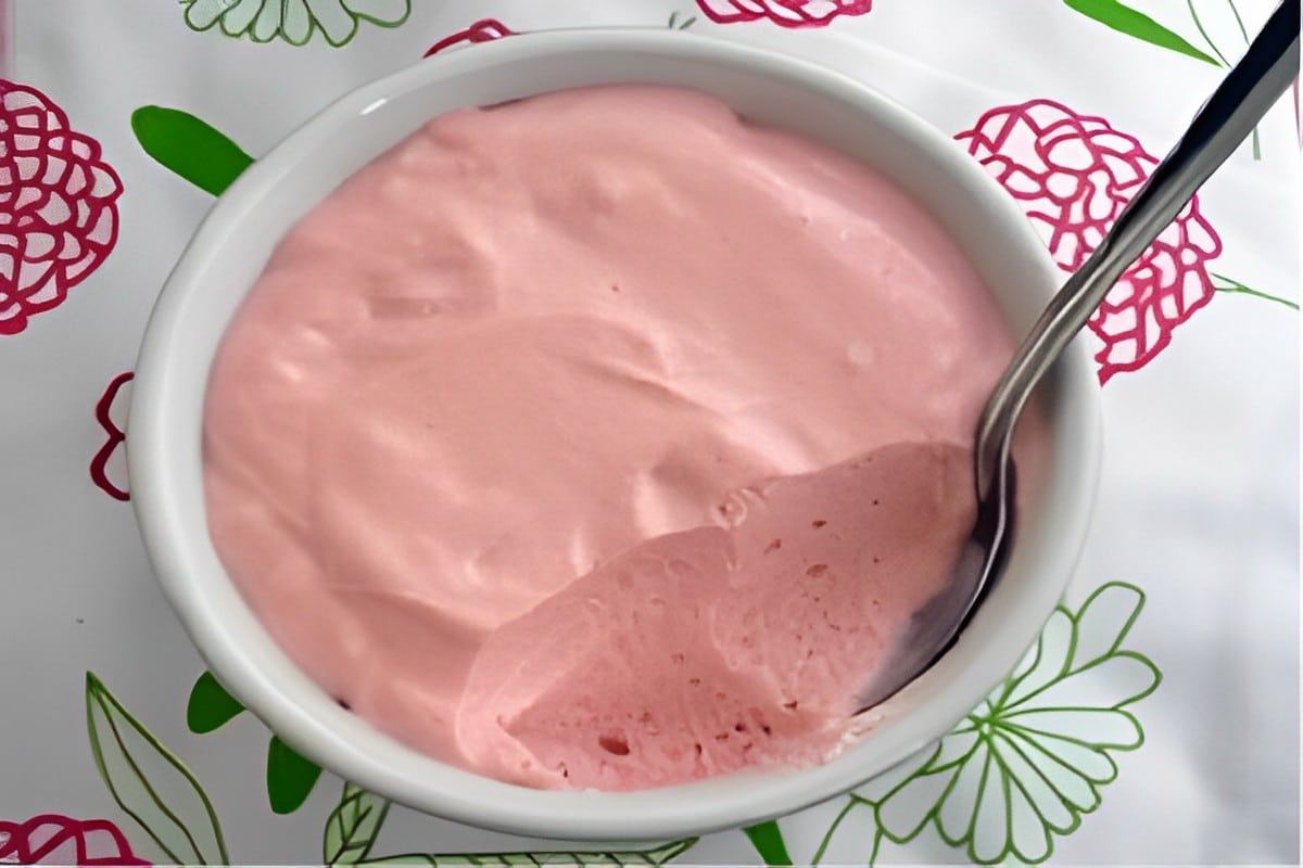 Mousse de morango com leite ninho delicioso e fácil de fazer