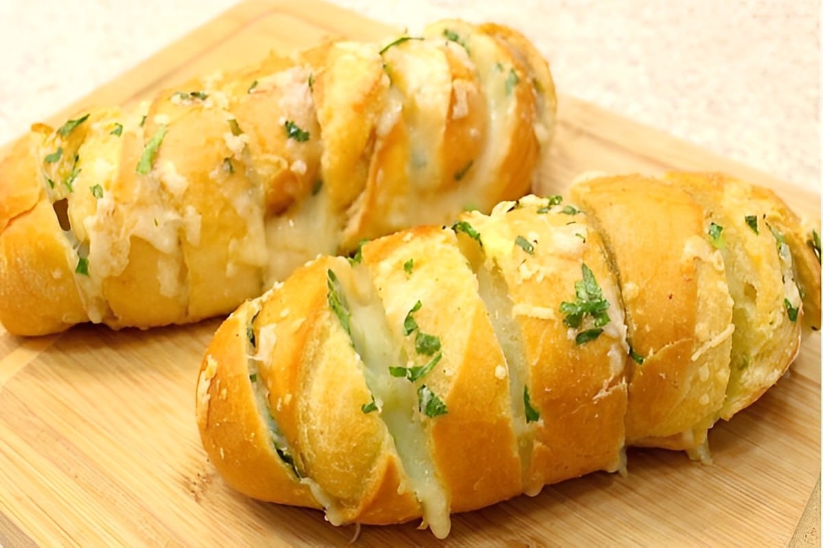 Pão de alho recheado perfeito para acompanhar o churrasco de domingo