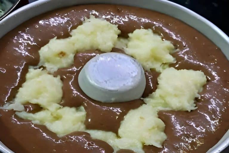 Bolo prestígio fácil já sai recheado do forno e pronto para servir