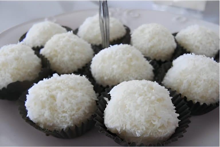 Docinhos de coco fácil de fazer perfeito para servir em suas festinhas