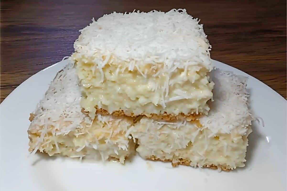 Bolo de coco gelado dá vontade de comer o tempo todo de tão cremoso e ...