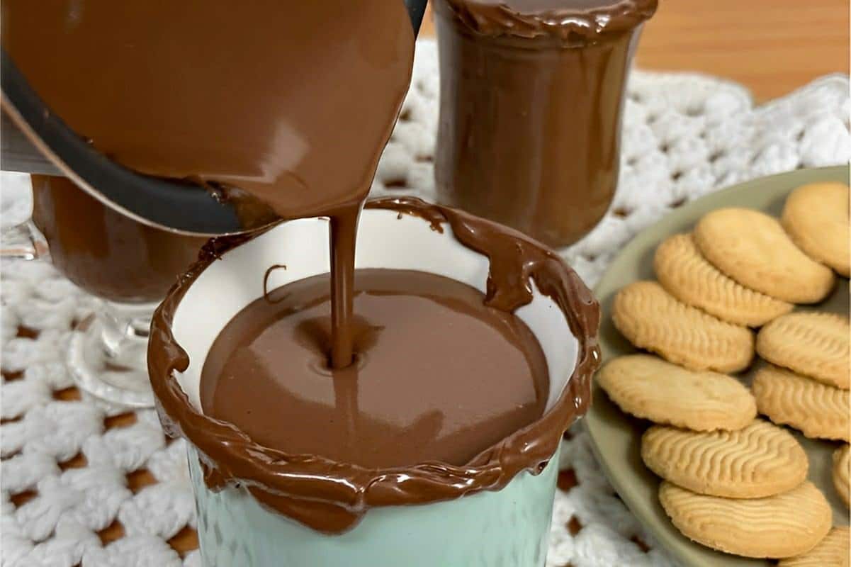 Chocolate quente bem cremoso fácil de fazer pode acompanhar seu café da ...