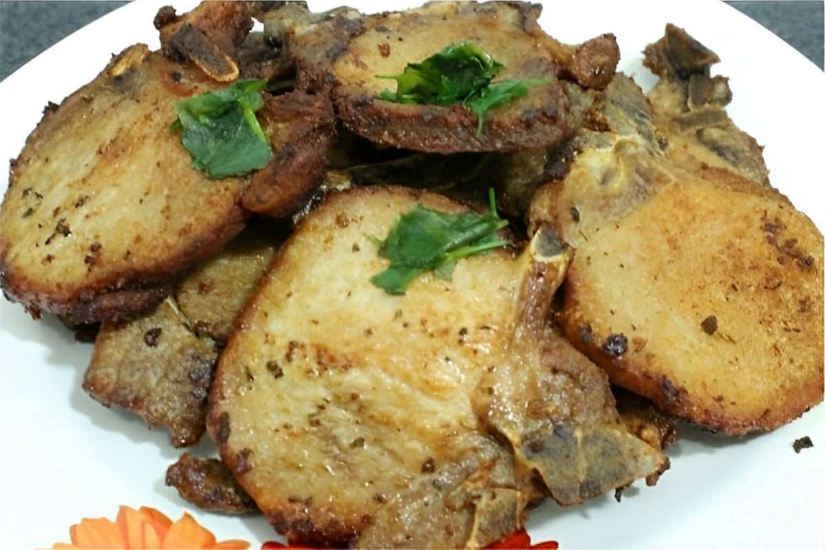 Bisteca suína suculenta e bem temperado muito fácil de fazer seu almoço ...