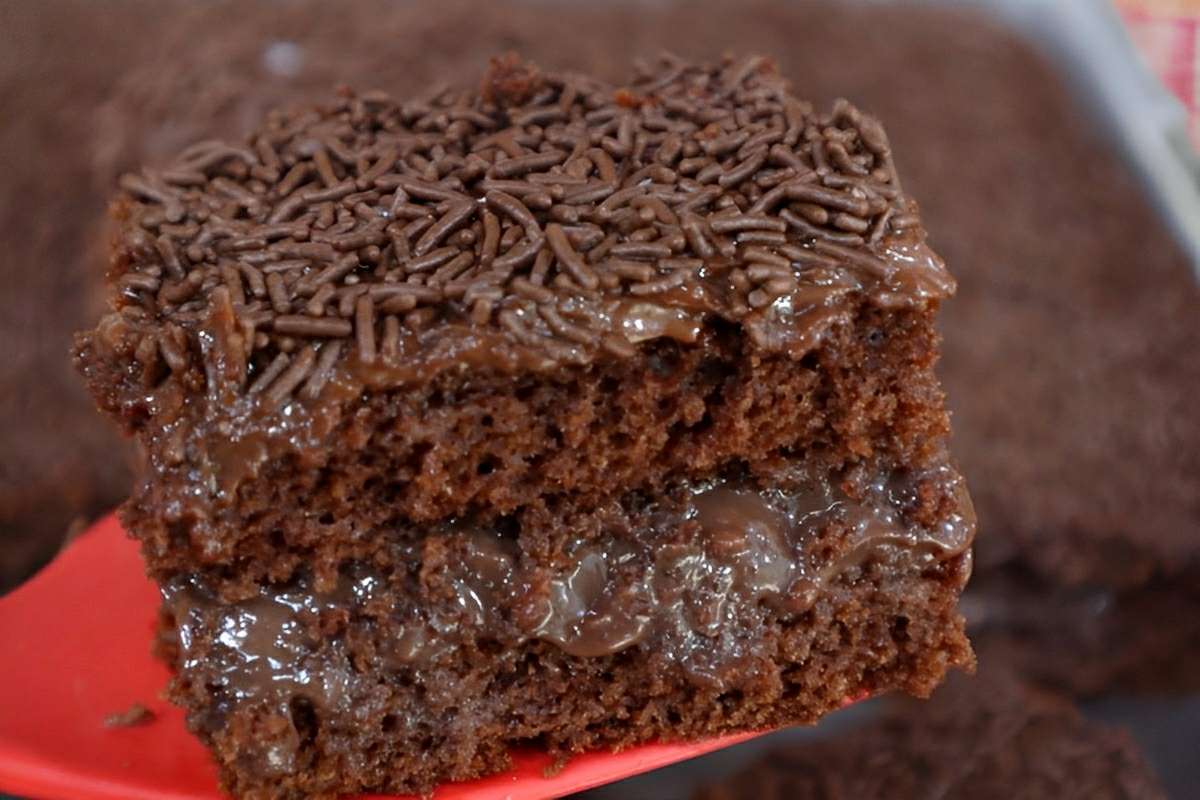 Bolo brigadeiro recheado super fácil de fazer com ingredientes simples ...
