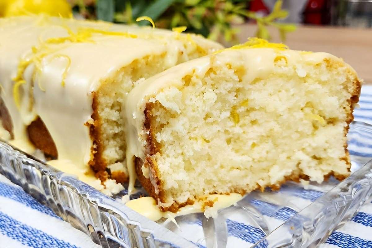 Bolo de limão super fofinho e com uma cobertura bem simples de fazer
