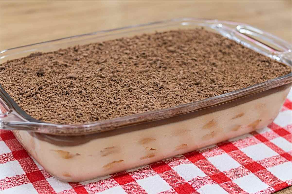 Pavê super gostoso com cobertura de chocolate bem fácil de fazer