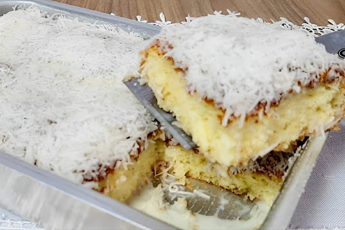 Bolo de coco fofinho e molhadinho com uma cobertura incrível