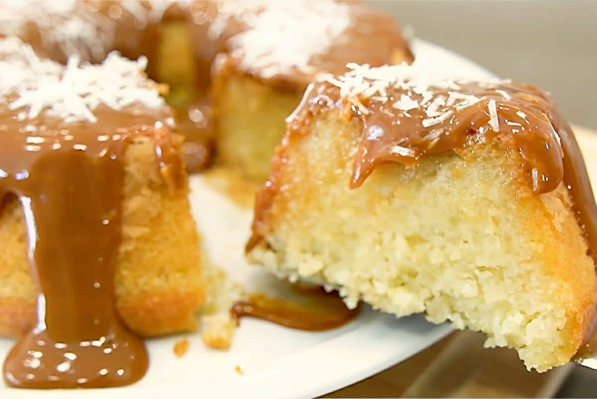 Bolo de tapioca fácil de fazer com uma cobertura maravilhosa de doce de ...