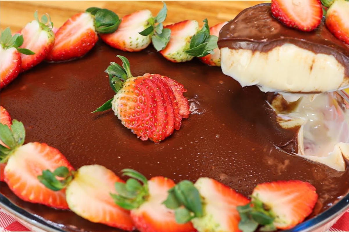 Bombom de morango na travessa uma sobremesa cremosa e com bastante ...