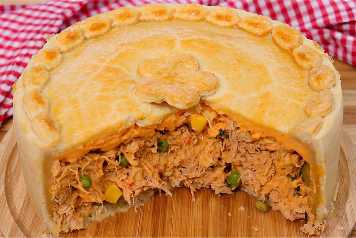 Empadão cremoso de frango com uma massa perfeita para você acertar ...