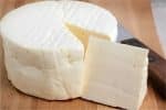 Queijo caseiro que fiz em casa usando apenas 3 ingredientes bem simples