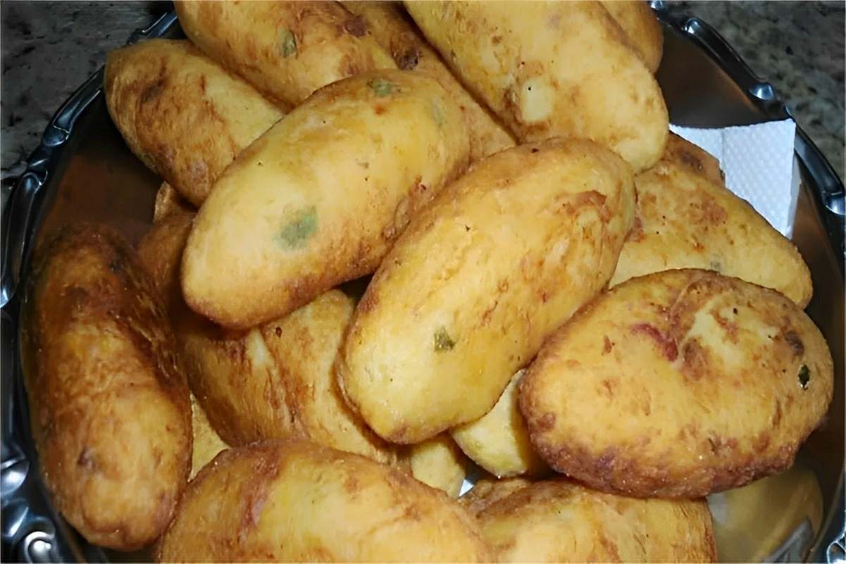 Bolinho de aipim que você consegue fazer com poucos ingredientes e fica ...