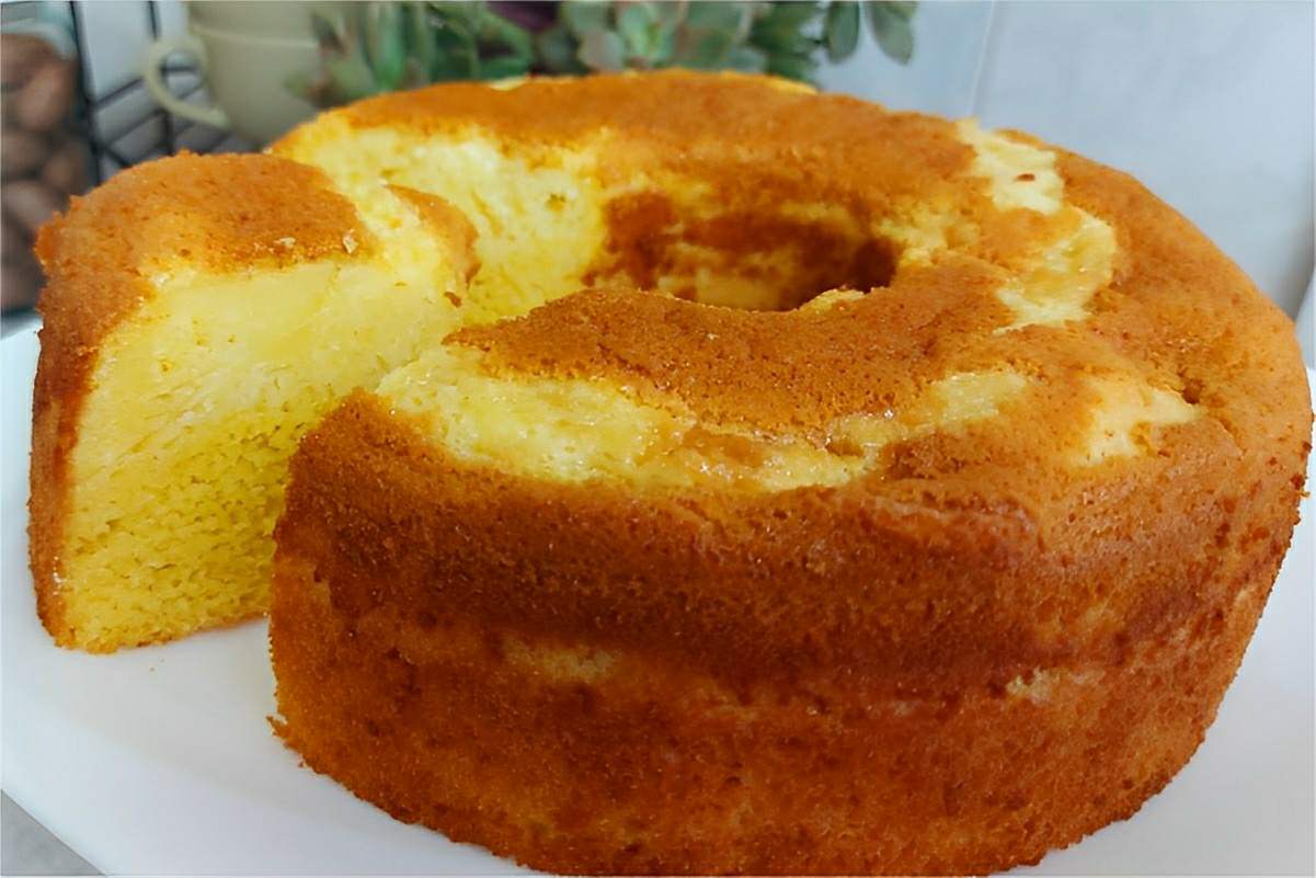 Bolo moça de fubá cremosinho e bem fácil de fazer é só preparar um ...