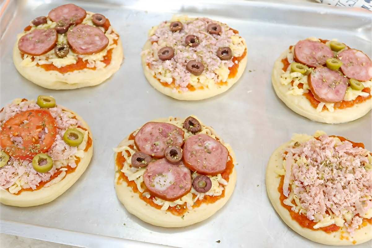 Mini pizza com uma massa perfeita e dá para você preparar com recheios ...