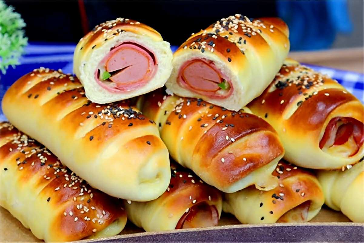 Salgado assado recheado com salsicha e um massa perfeita muito macia e ...