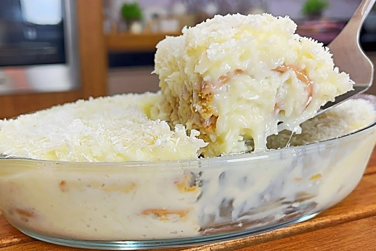 Sobremesa de coco recheada muito molhadinha é de dar água na boca só de ...