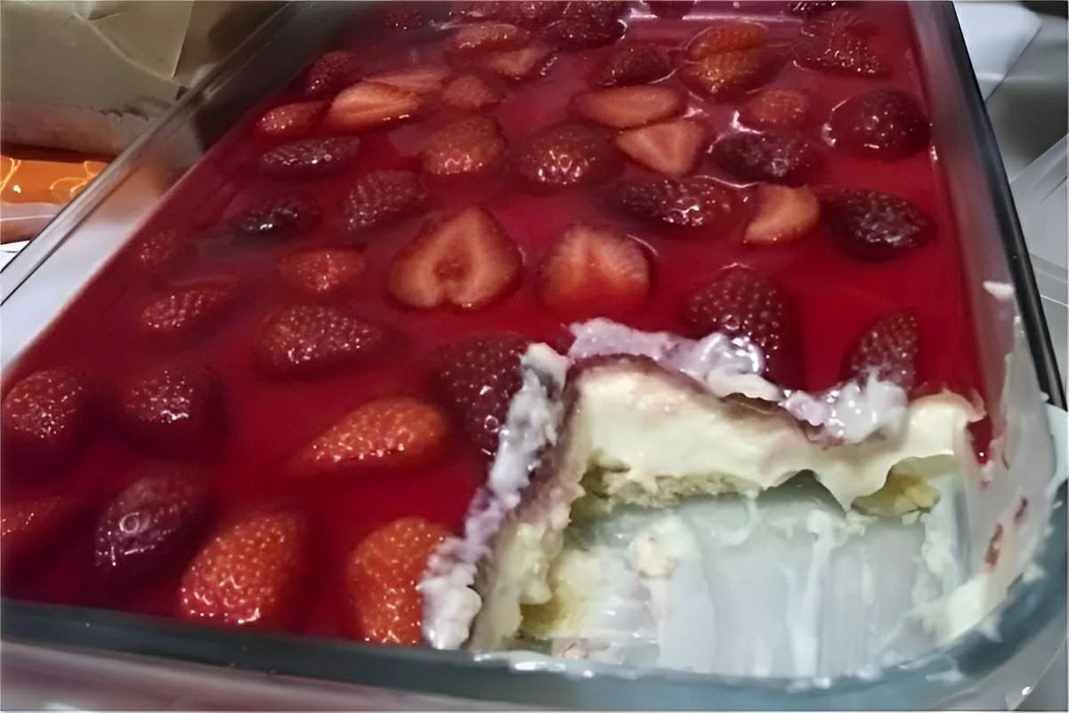 Sobremesa de morango deliciosa com um sabor marcante e muito cremosa