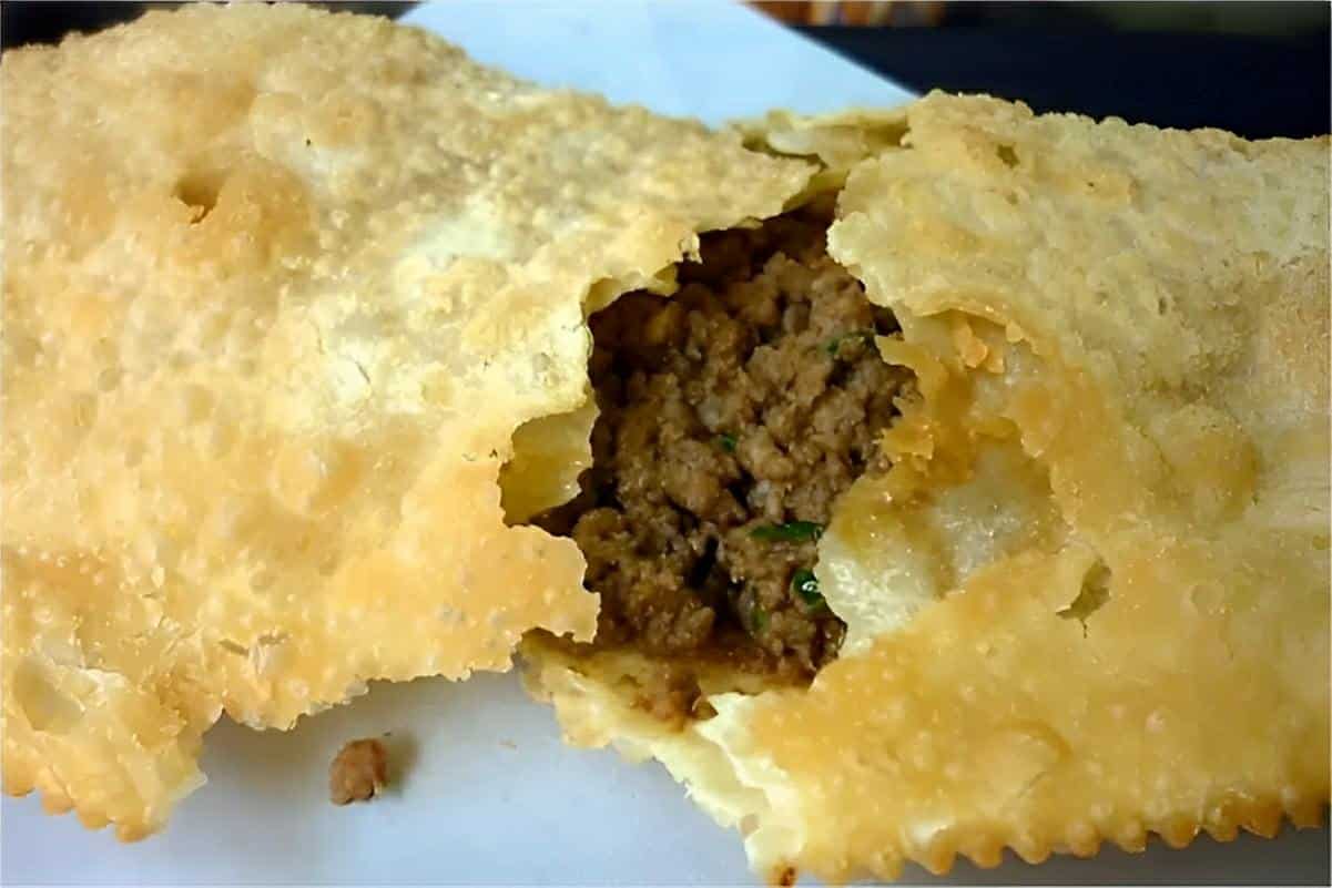 Pastel de carne com massa igual ao pastel da feira delicioso e com um ...