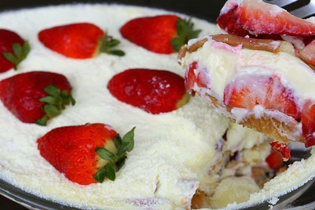 Pavê de morango a sobremesa que conquista todo mundo que experimenta