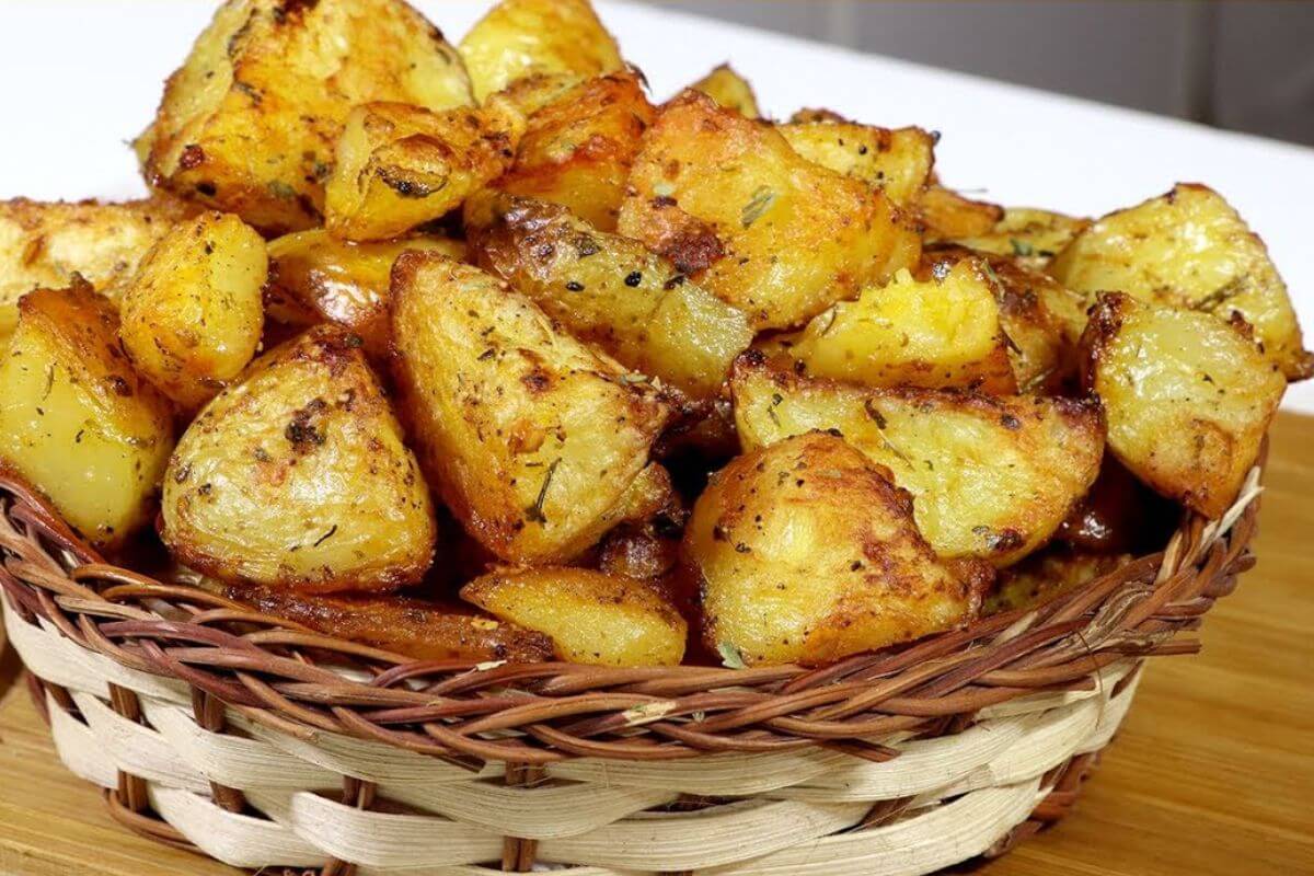Batata assada no forno perfeita para acompanhar seu prato principal no ...