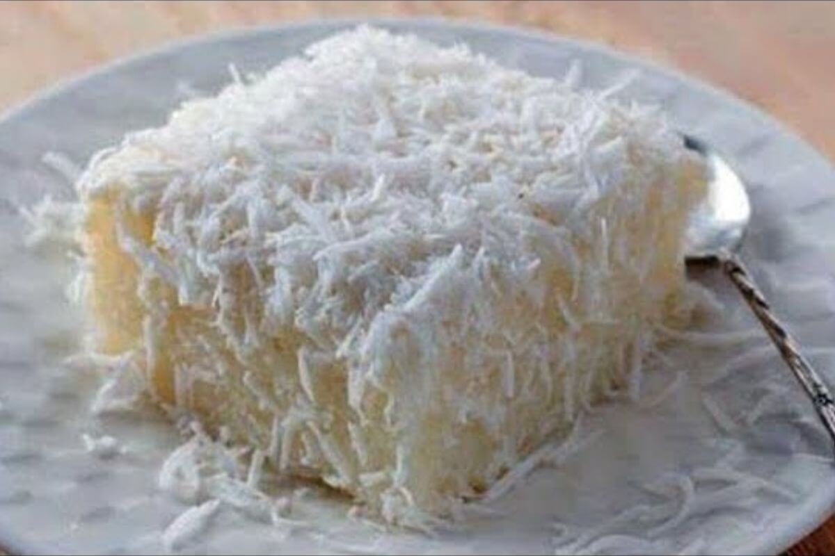 Bolo gelado de coco um bolo divino que deixa todo mundo querendo mais ...