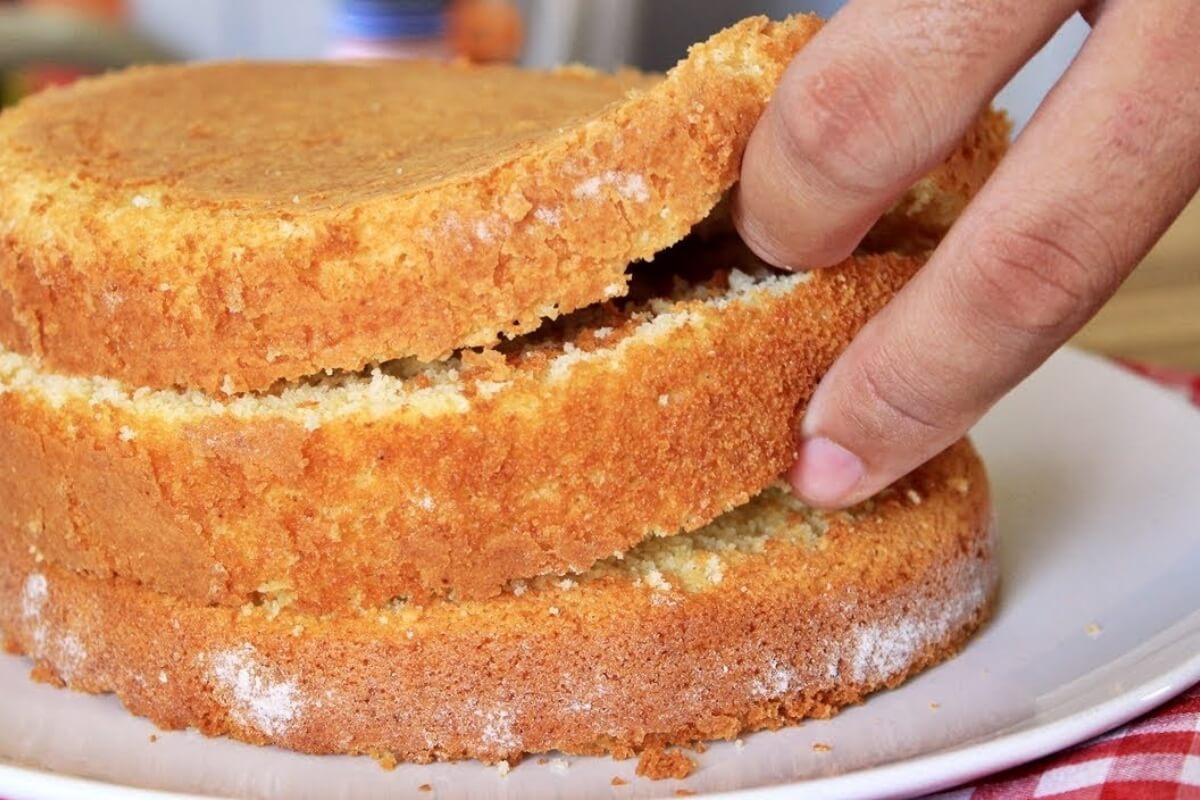 Aprenda uma massa de bolo profissional bem fofinha e que não racha na ...