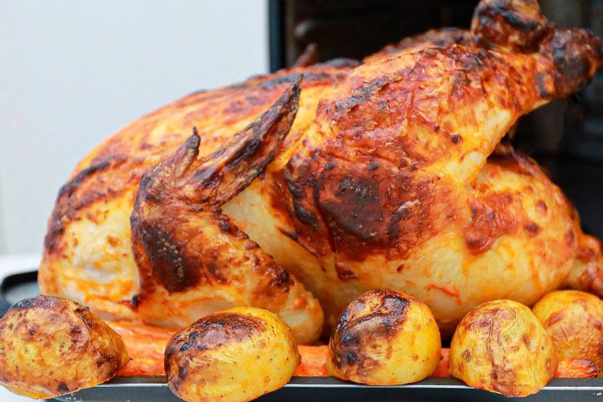 Frango assado de domingo perfeito suculento e bem temperadinho