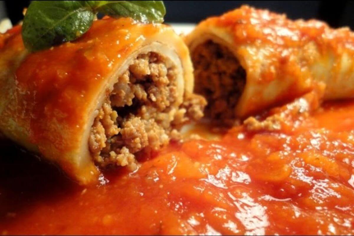 Panqueca simples recheada com carne moída saborosa e molhadinha