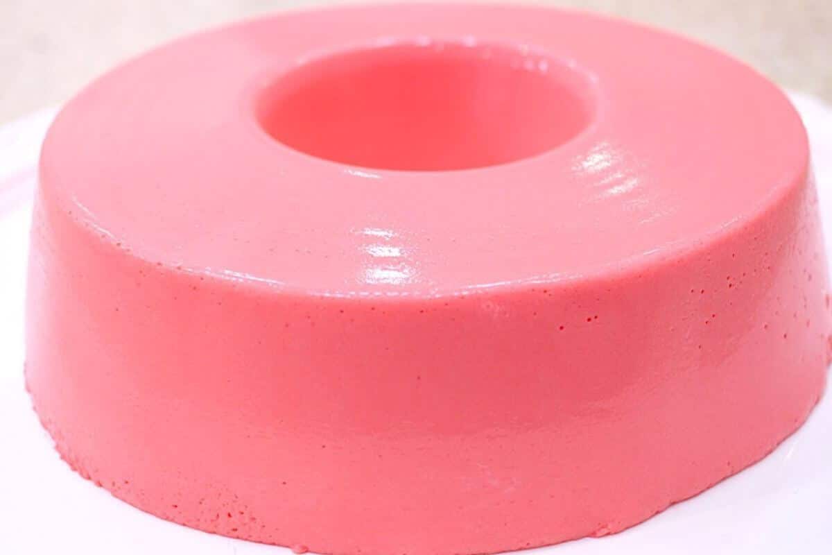 Pudim de morango cremoso com 4 ingredientes que você já tem na sua cozinha