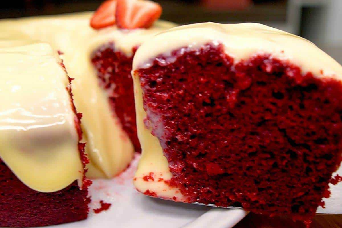 Bolo red velvet com uma massa bem fofinha e uma cobertura sensacional