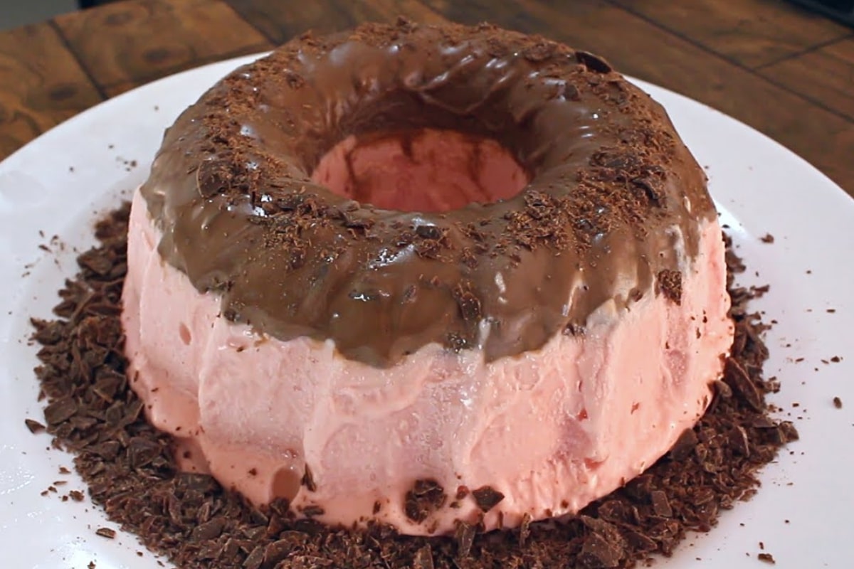 Sobremesa Abafa Banca: Uma Delícia Gelada com Morango e Chocolate