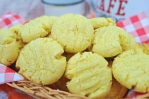 Broa de fubá com coco deliciosa que derrete na boca